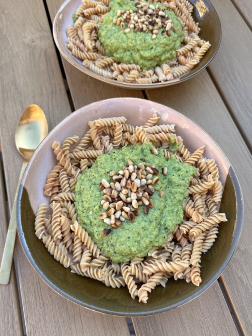 Eiwitrijke rode linzenpasta met saus van groene groenten