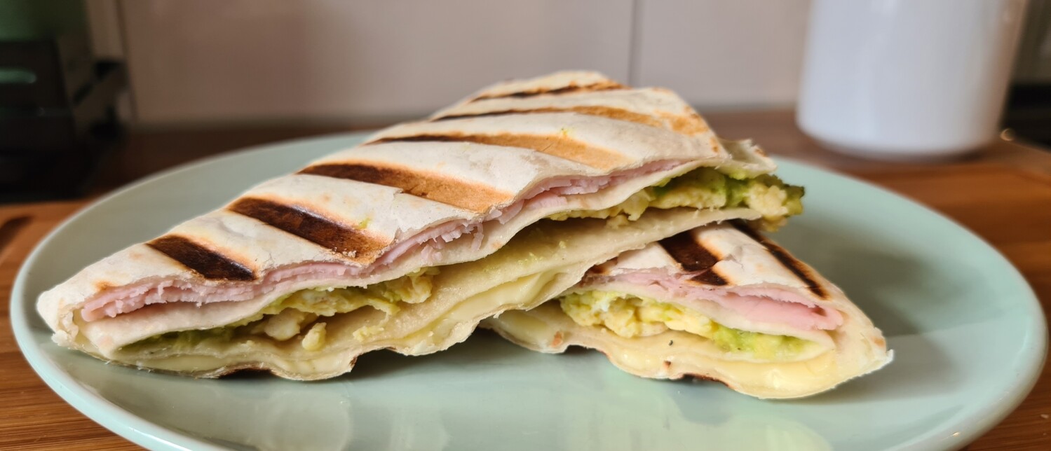 Ontbijt tortilla met avocado, roerei, ham en kaas | TikTok wrap hack ...