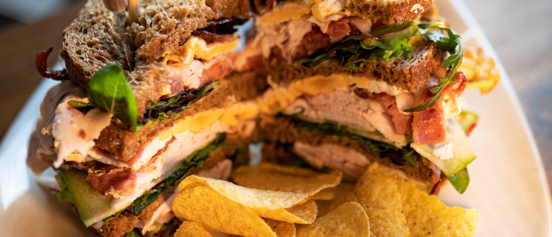 Een lunch klassieker. De club sandwich kip bij Venneper Lodge Nieuw Vennep