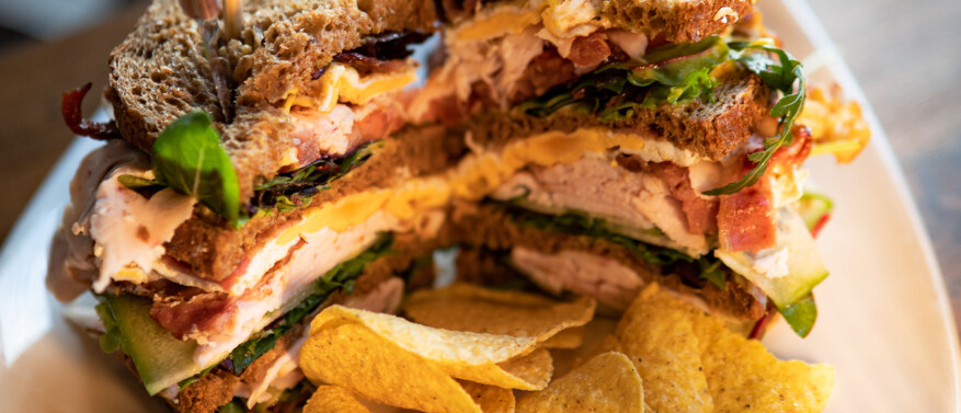 Een lunch klassieker. De club sandwich kip bij Venneper Lodge Nieuw Vennep