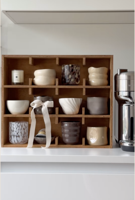 DIY: Maak een houten mokkenrek voor je koffiehoekje
