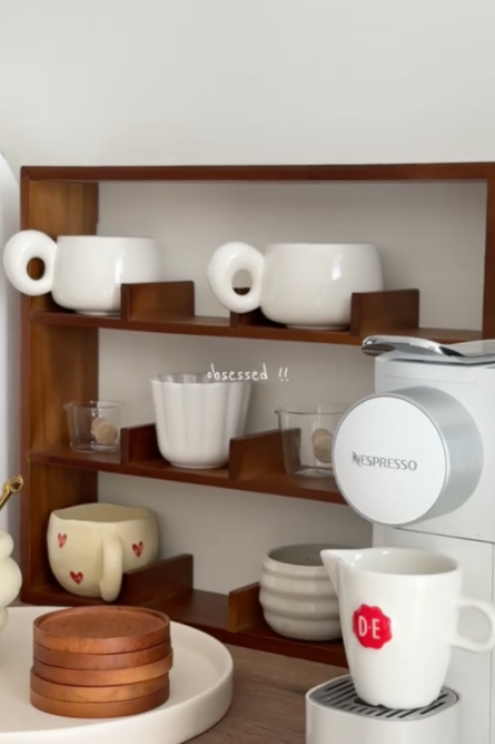 Dit houten mokkenrek van Xenos lijkt op high-end design