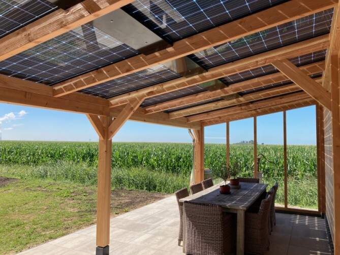 Veranda met Zonnepanelen | Schrijver Sierbestrating