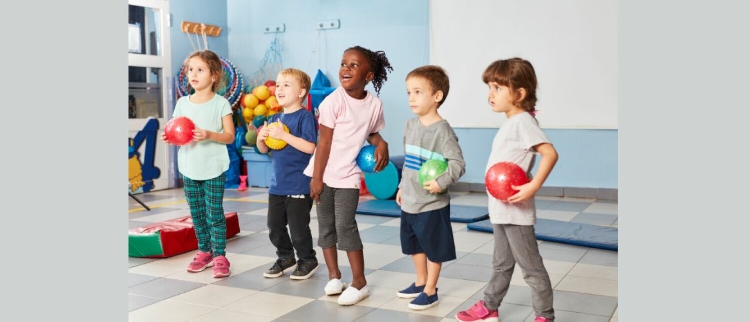 Gooien, mikken en vangen in de kleutergymles Gooien, mikken en vangen in de kleutergymles