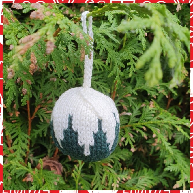 Gebreide kerstbal met dennenbomen