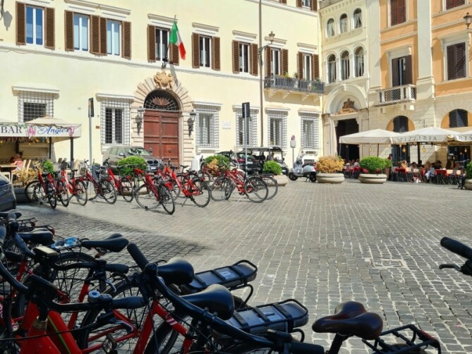 Cycling in Rome with children