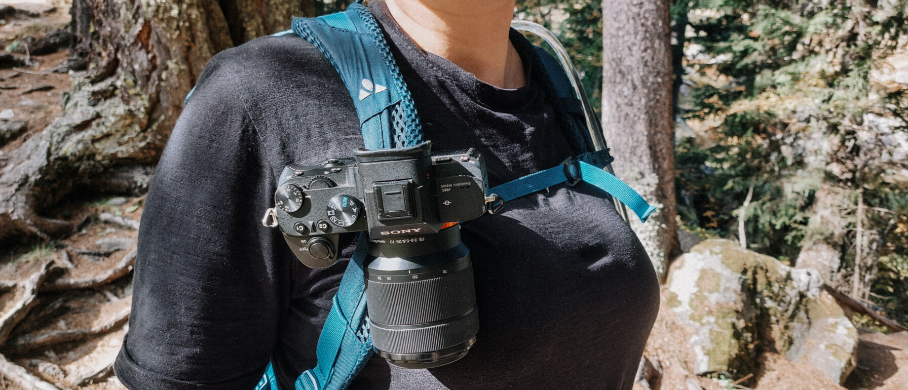 Hoe hang je je camera aan je rugzak?