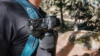 Hoe hang je je camera aan je rugzak?