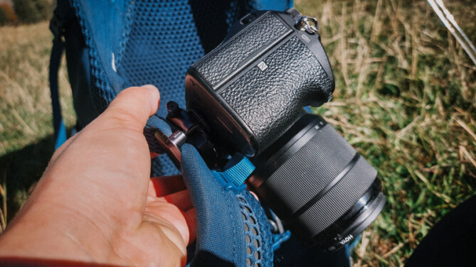 Hoe hang je je camera aan je rugzak?