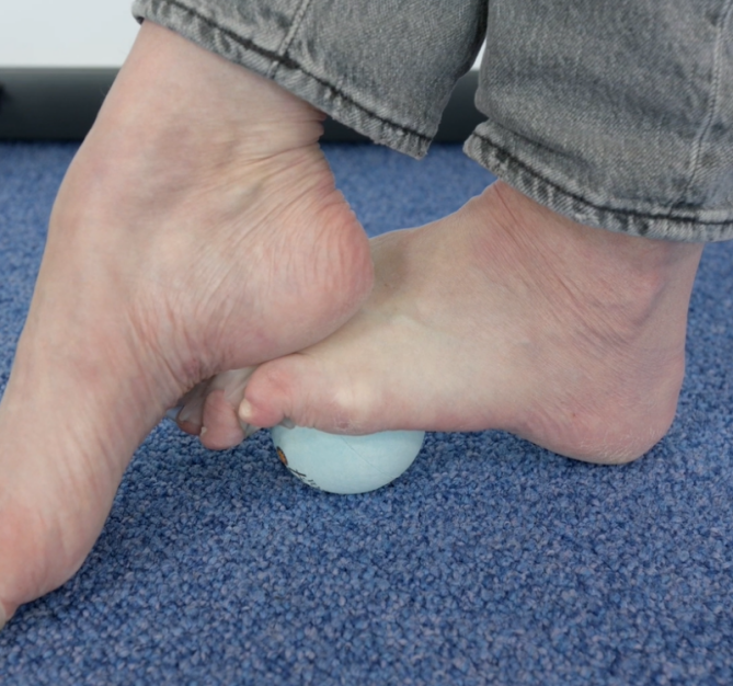 Deze oefening voor je romp, bekken en voeten kun je zittend doen. Doe mee