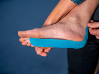 Bij hielspoor tape je in de lengterichting en je brengt ook een ...