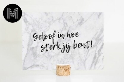 Een voorspoedig herstel wensen met een groet en een lach.