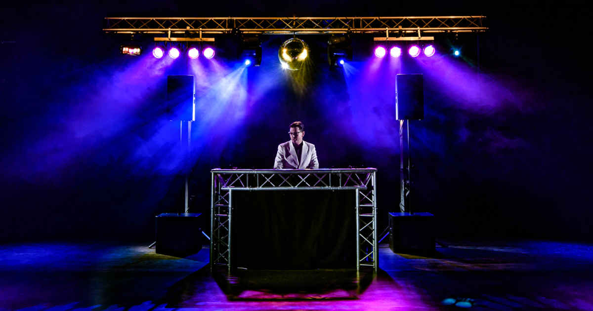Grote dj-show | Veel geluid en licht met spiegelbol