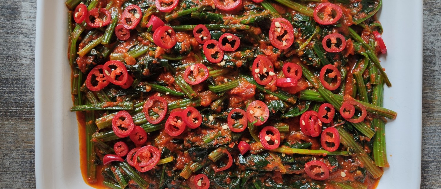 Kangkung tumis trassi recept voor Indonesische waterspinazie roerbak