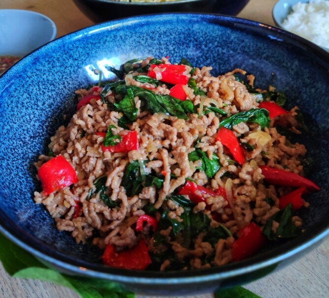 Pad Krapao of Krapow recept (Thais wokgerecht met kipgehakt en Thaise ...