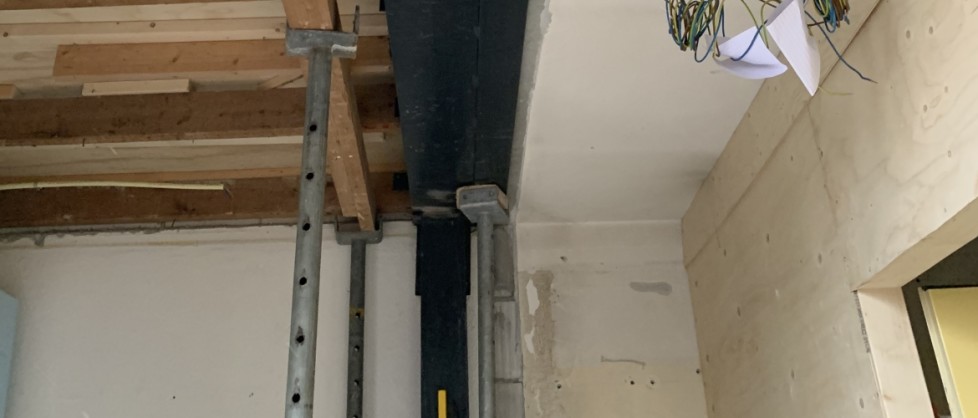 Hoe kan ik een stalen balk in een muur plaatsen en wat zijn de kosten?