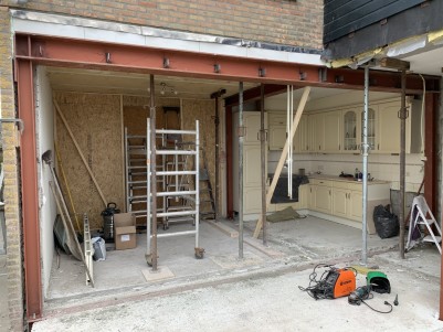 Hoe lang duur het plaatsen van een stalen balk en wat kost dit?