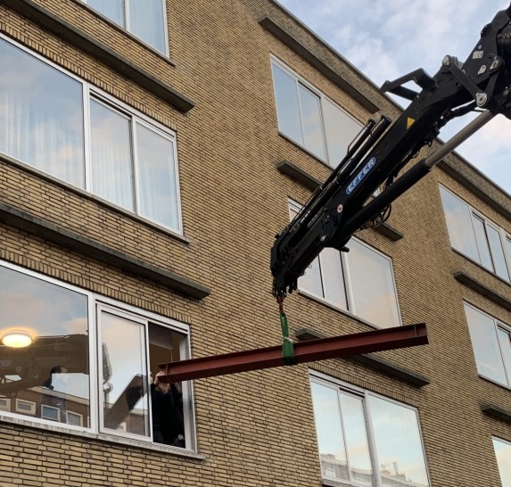 Hoe lang duur het plaatsen van een stalen balk en wat kost dit?