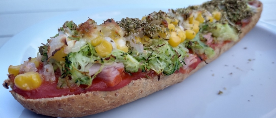 Pizzabroodje met courgette, hesp en maïs | gezond en caloriearm
