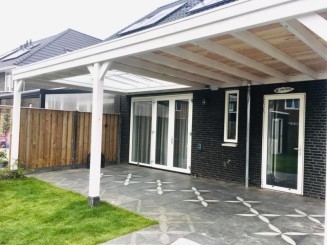 Een Douglas overkapping met een lichtstraat | Schrijver Sierbestrating