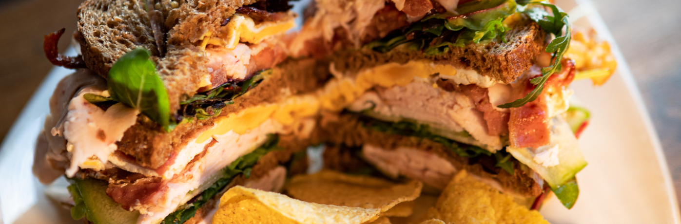 Een lunch klassieker. De club sandwich kip bij Venneper Lodge Nieuw Vennep